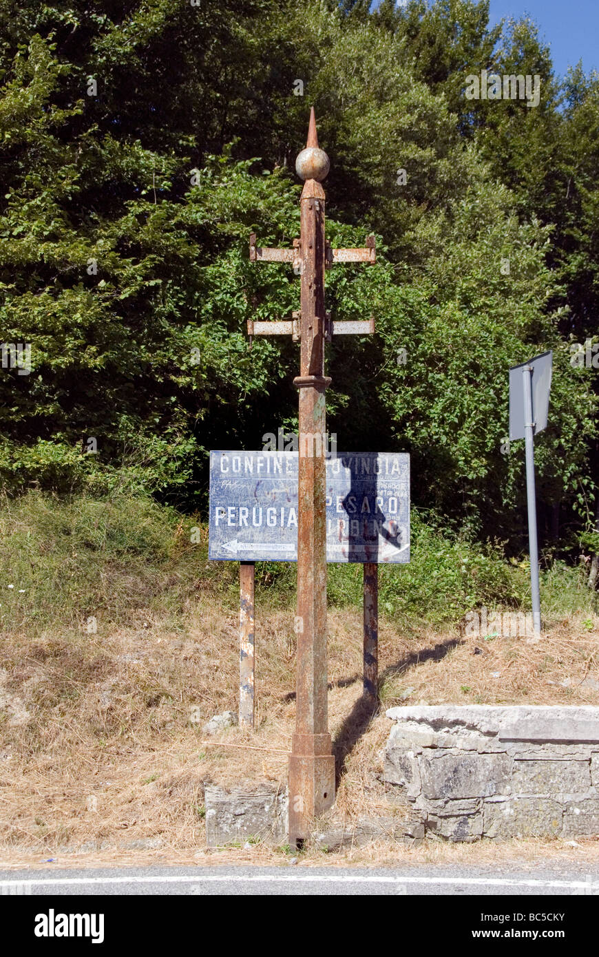 border sign between Umbria and Le Marche Stock Photo - Alamy