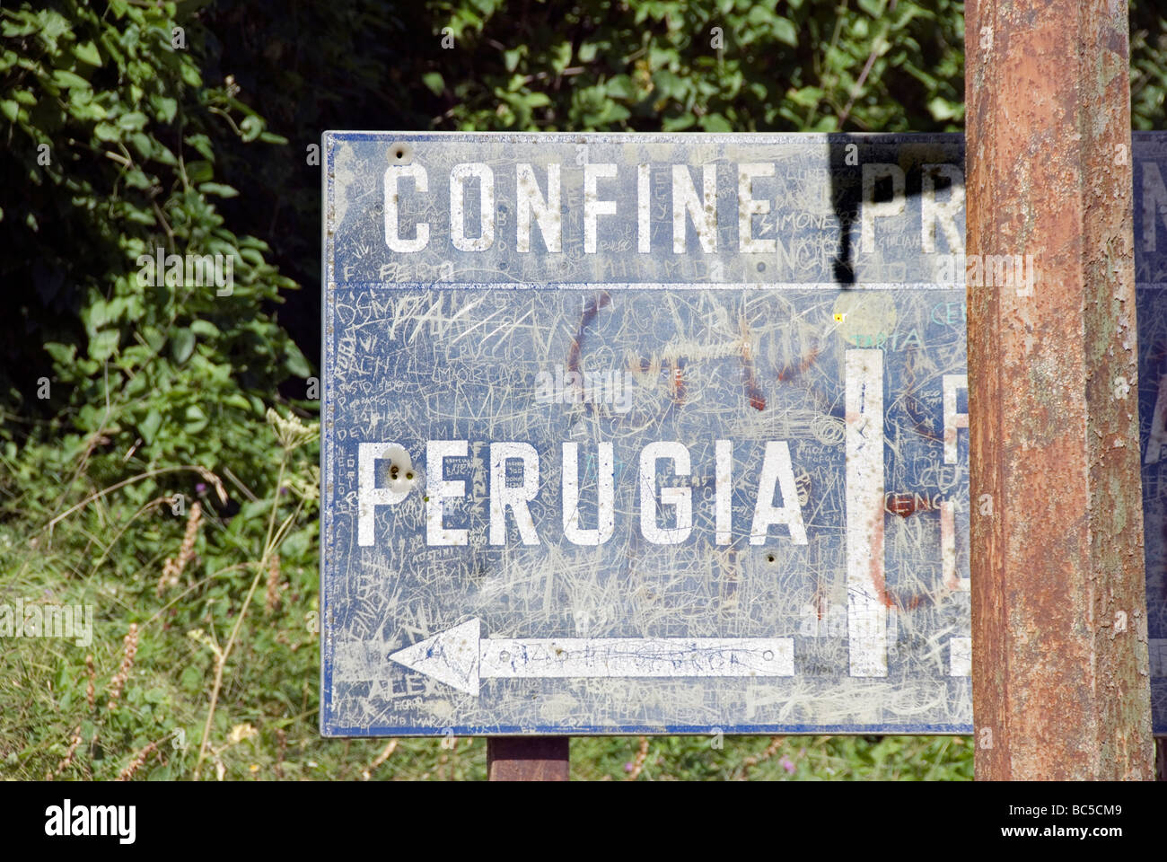 border sign between Umbria and Le Marche Stock Photo - Alamy