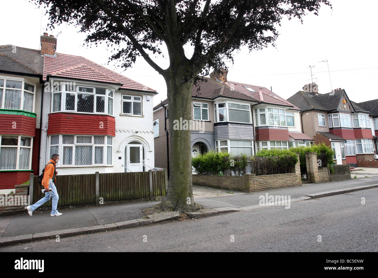 Suburb london street hi-res stock photography and images - Alamy
