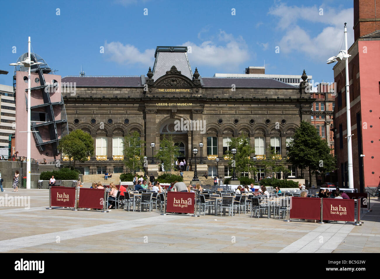 Leeds city centre park square hi-res stock photography and images - Alamy
