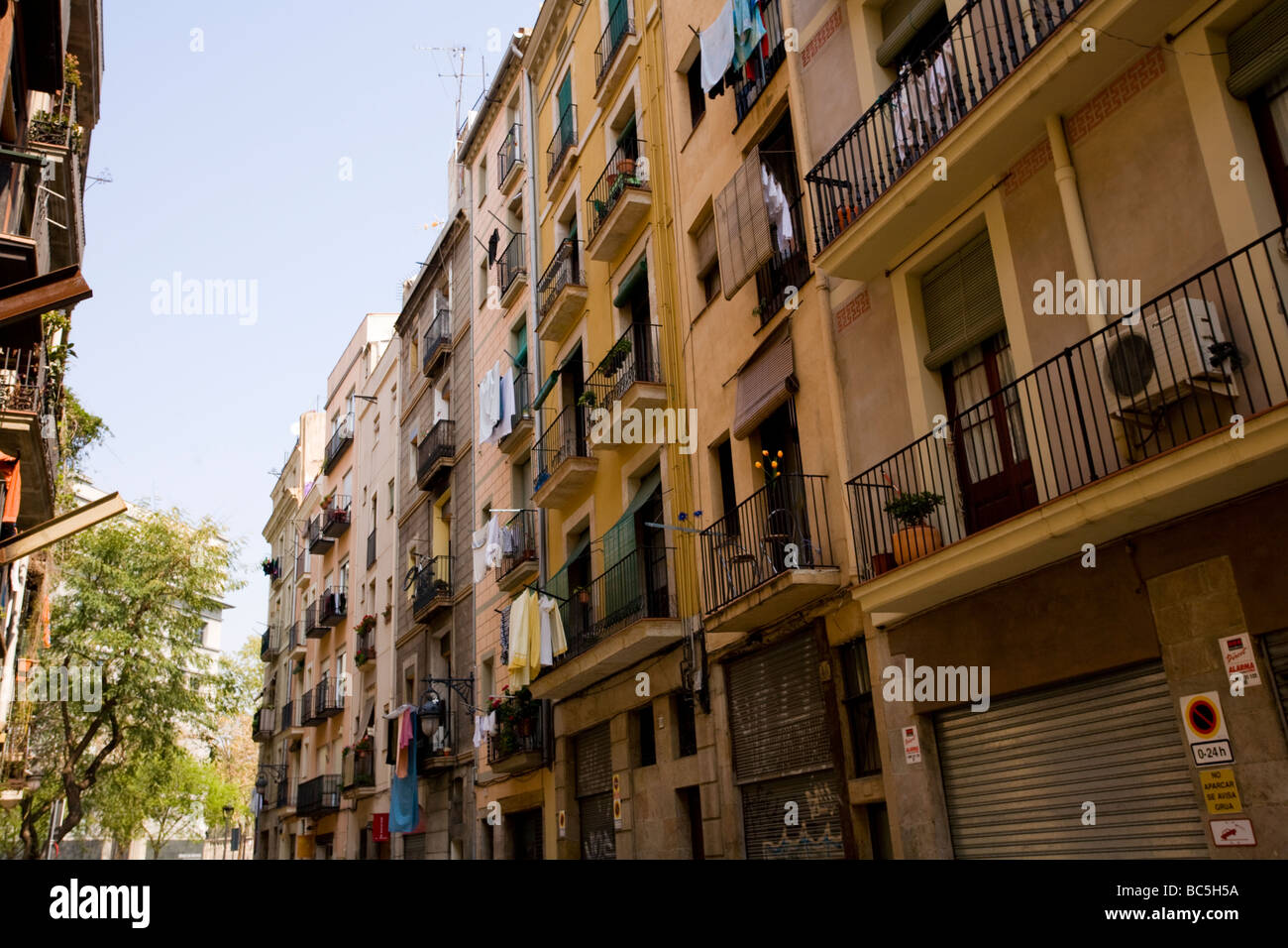 Looking up at traditional apartment façades in the El Raval ...