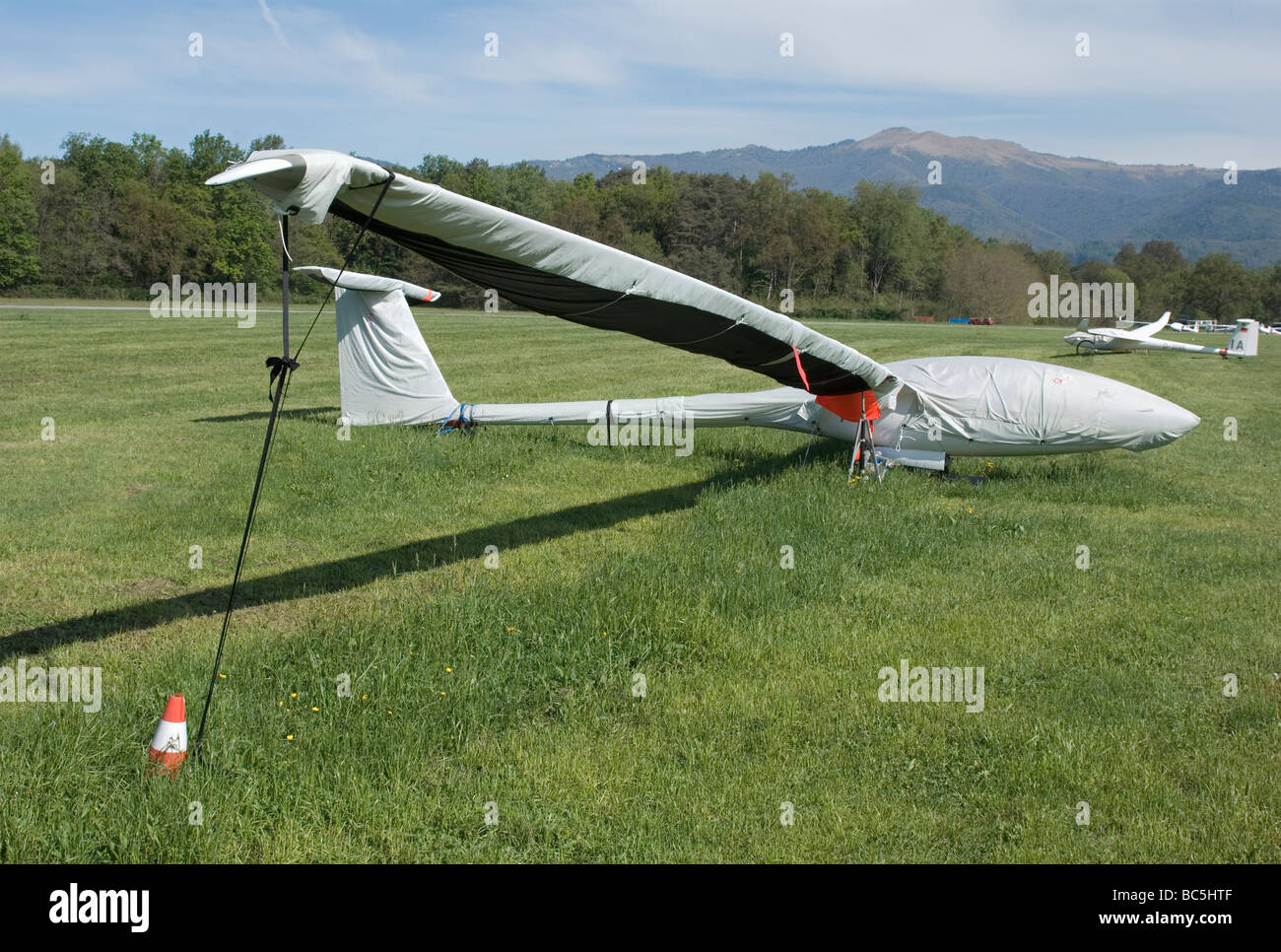 Glider airplane on airfield hi-res stock photography and images - Alamy