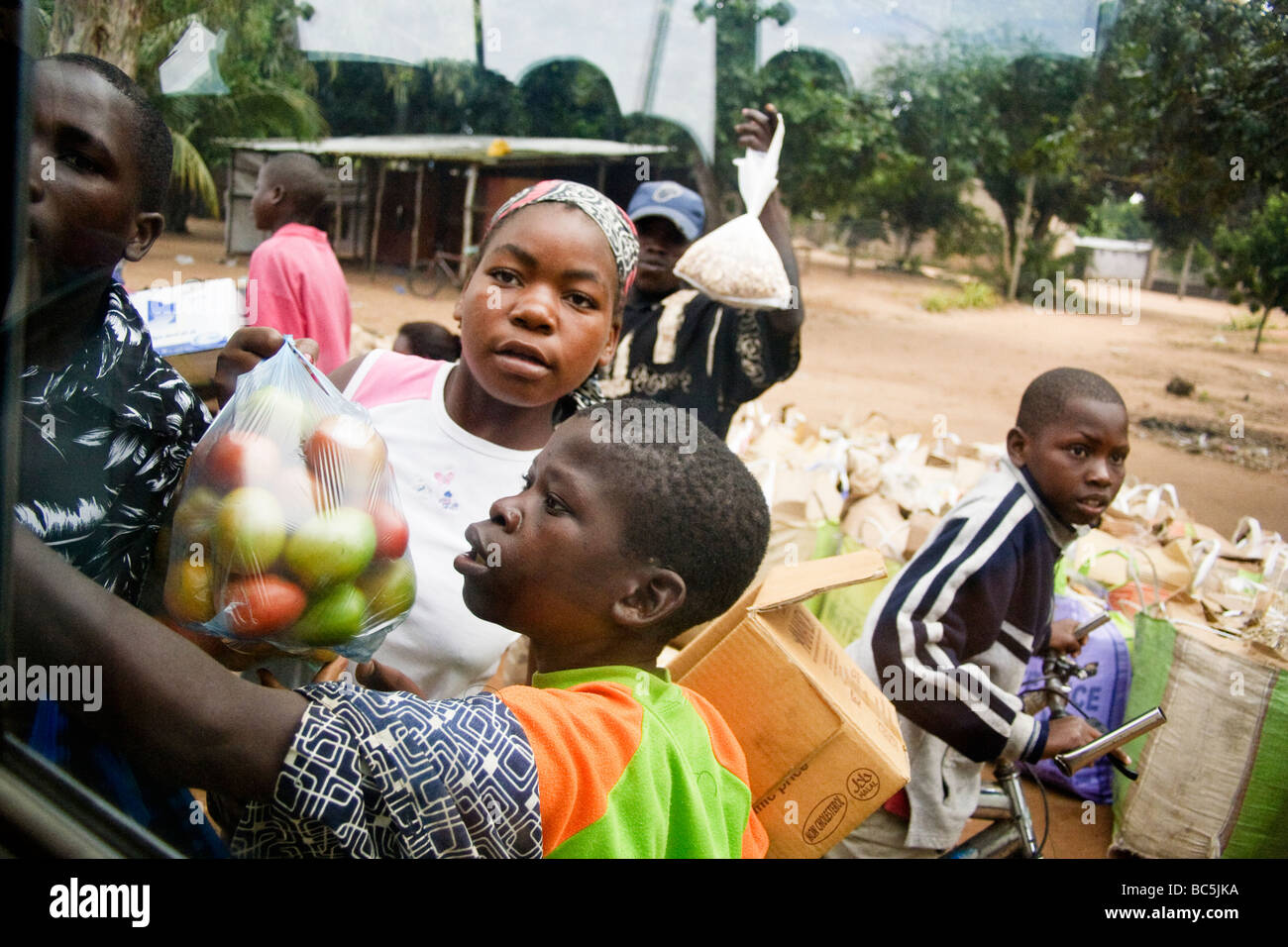 Selling fruit to bus passengers in Maputo, Mozambique Stock Photo - Alamy