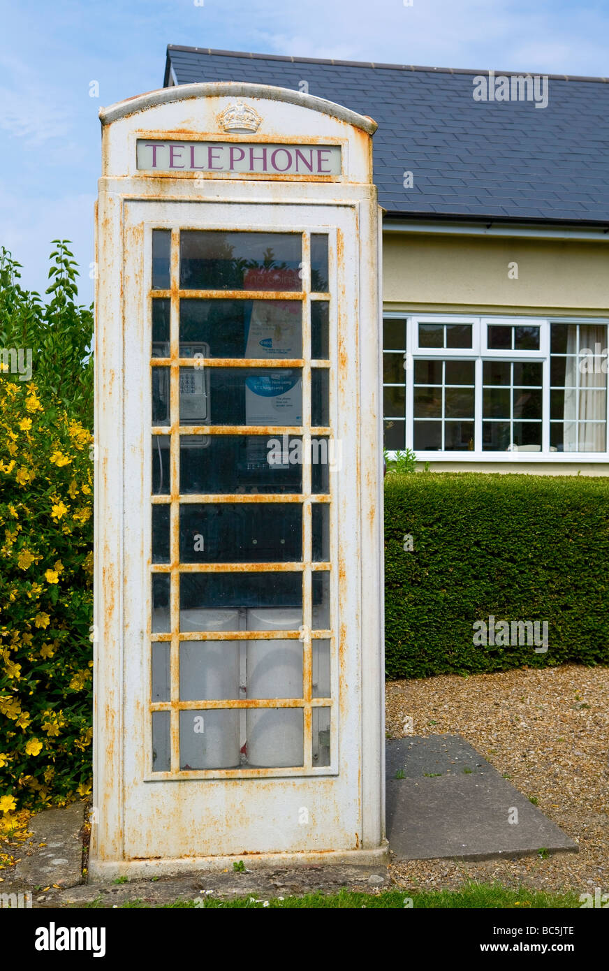 White telephone box hi-res stock photography and images - Alamy