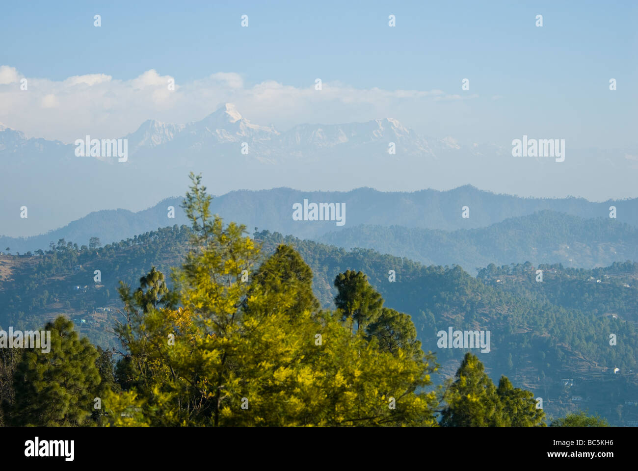 Himalayas mountains hill stations india hi-res stock photography and ...