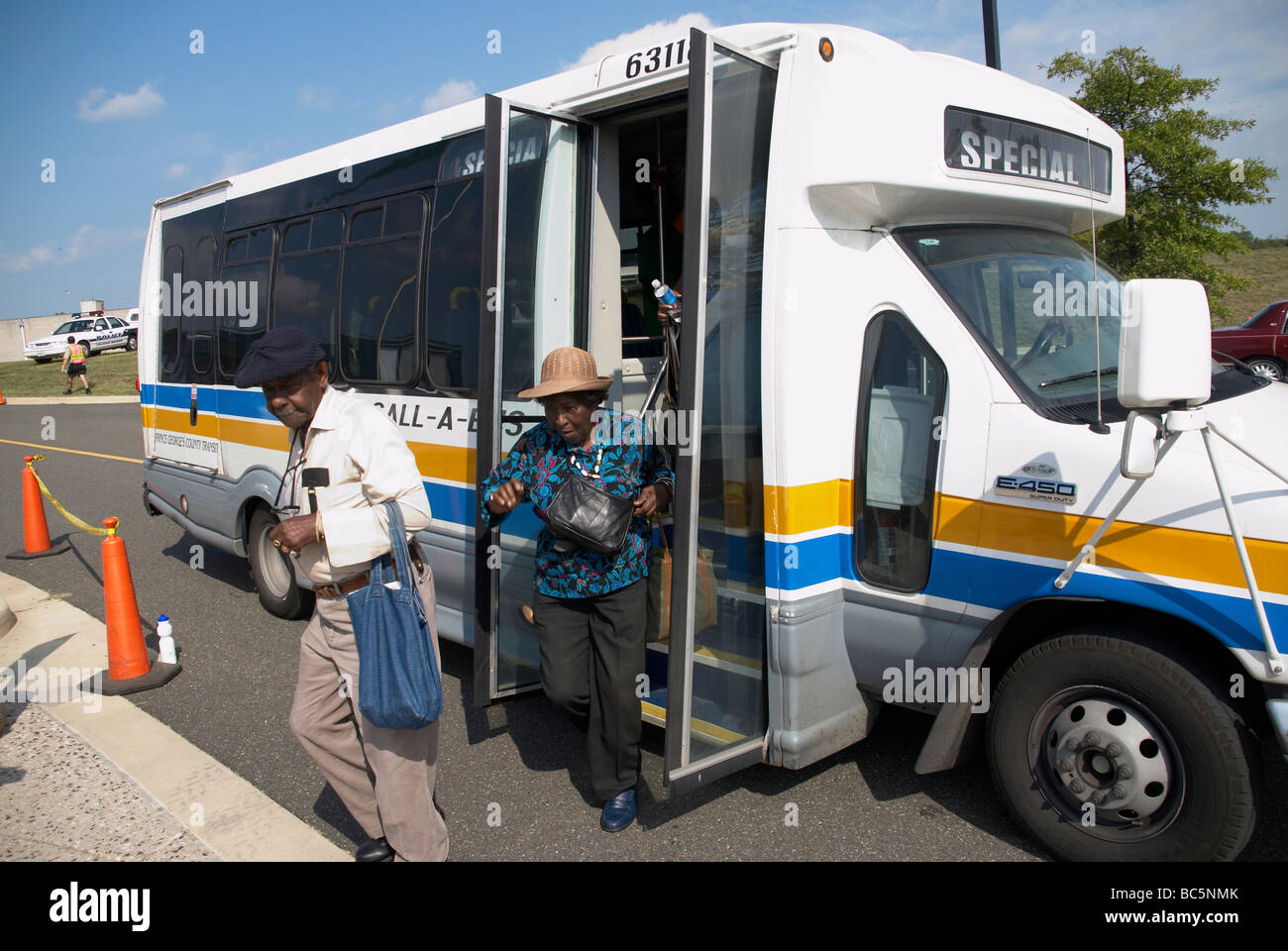 Passengers getting off a bus hi-res stock photography and images - Alamy