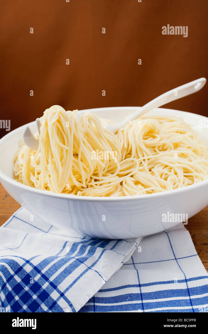 Cooked spaghetti in a dish with spaghetti server Stock Photo - Alamy