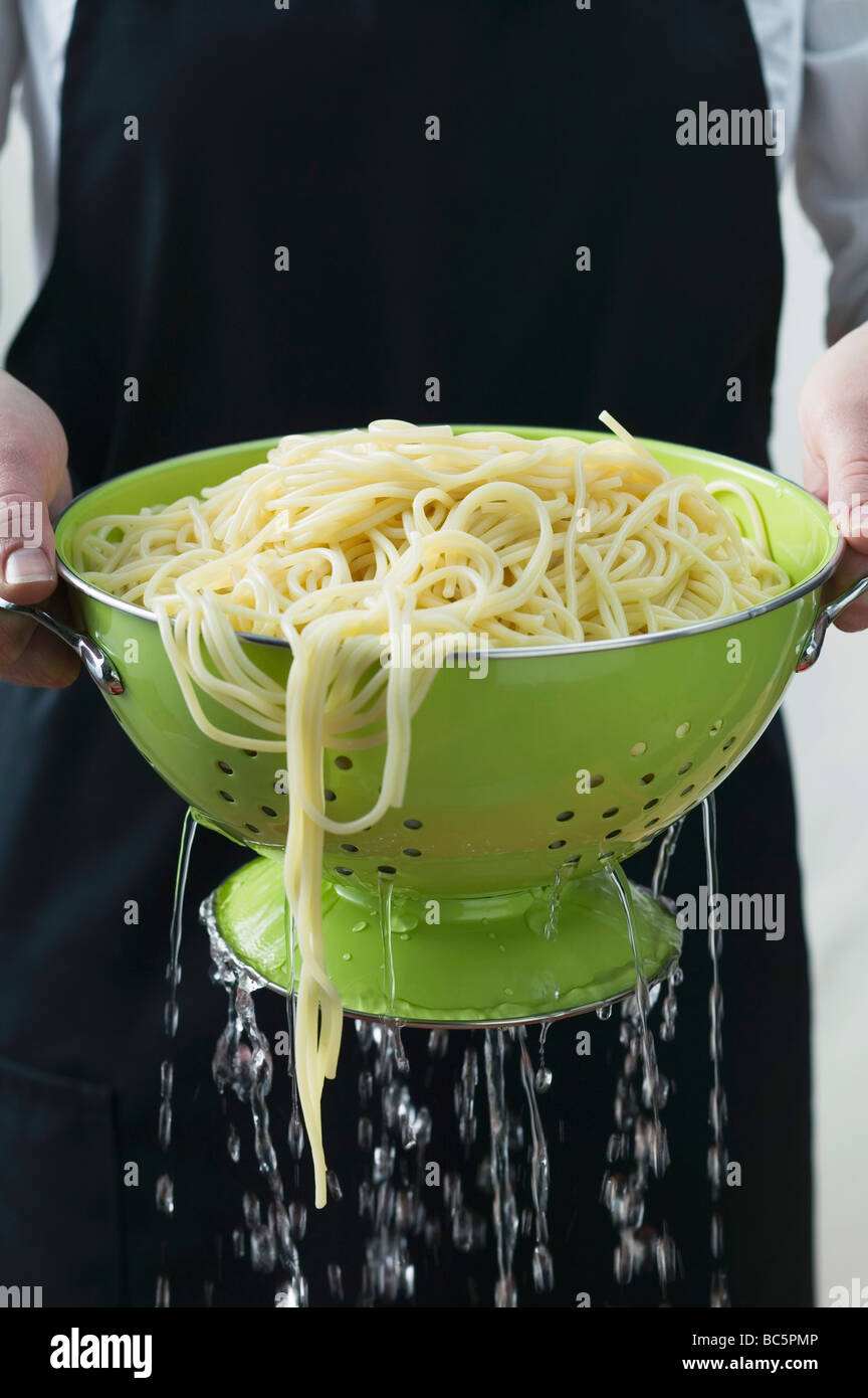 Freshly cooked spaghetti in a colander Stock Photo - Alamy