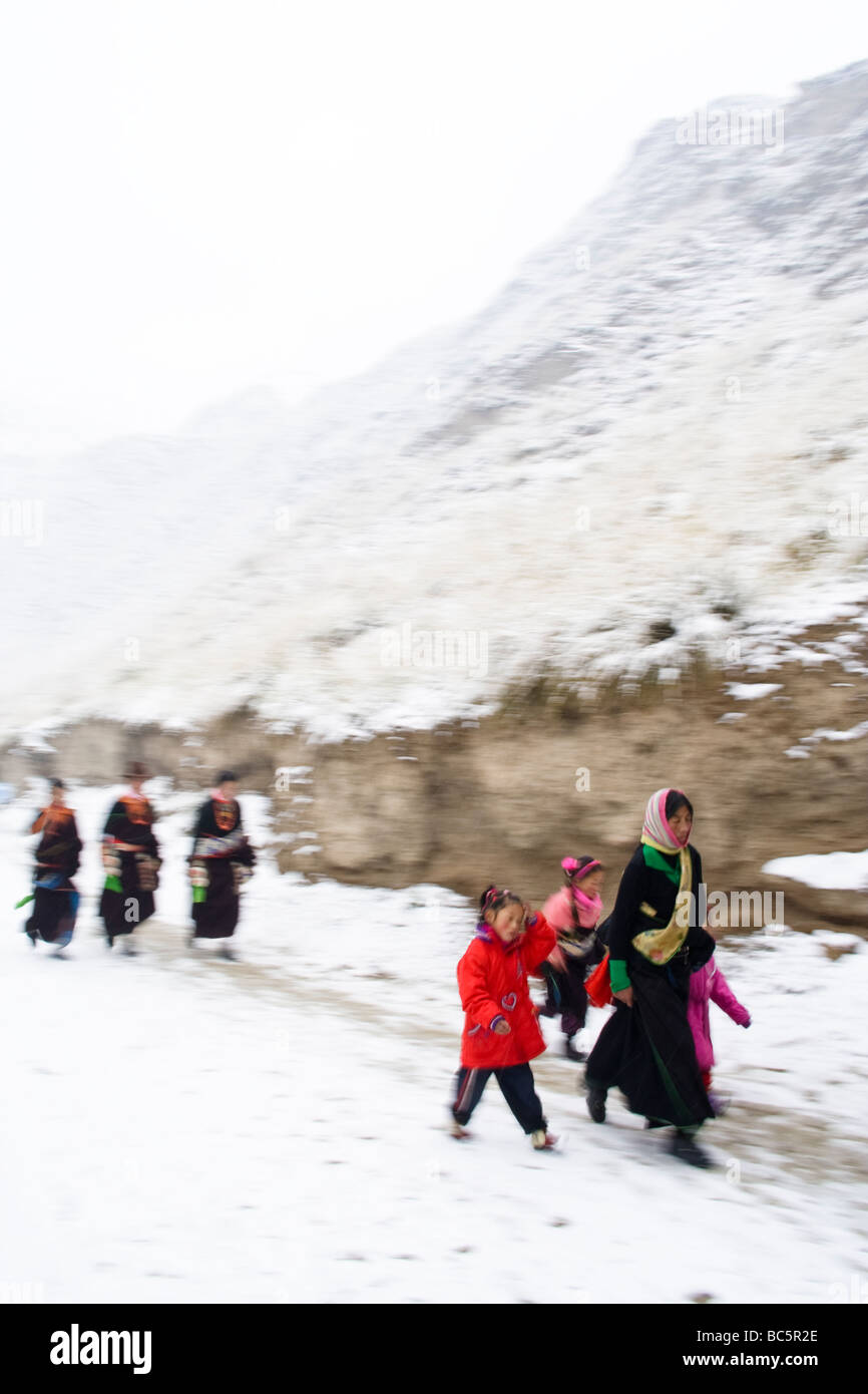 Tibetan pilgrim at the Labrang monastery, Xiahe, China Stock Photo - Alamy