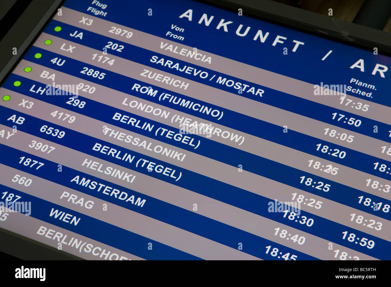 Arrival board photos hi-res stock photography and images - Alamy