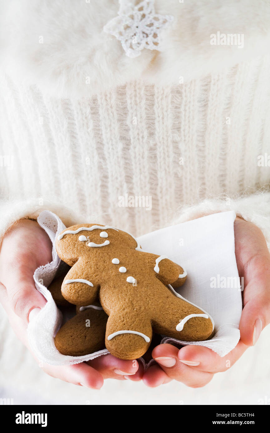 Gingerbread men holding hands hi-res stock photography and images - Alamy