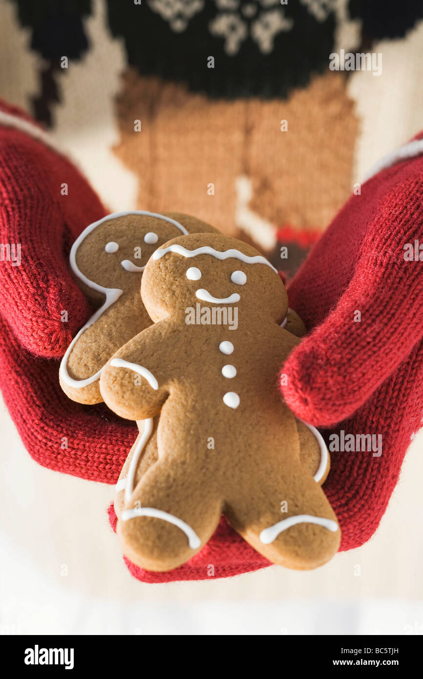 Gingerbread men holding hands hi-res stock photography and images - Alamy