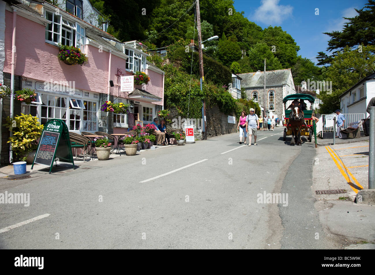 Coombe street leading to the harbour front in Polperro in Cornwall, UK ...