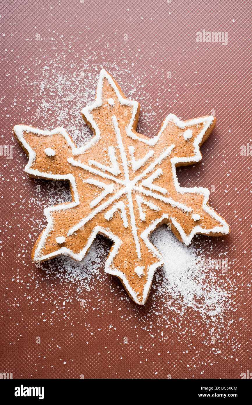 Snowflake star shaped gingerbread hi-res stock photography and images ...