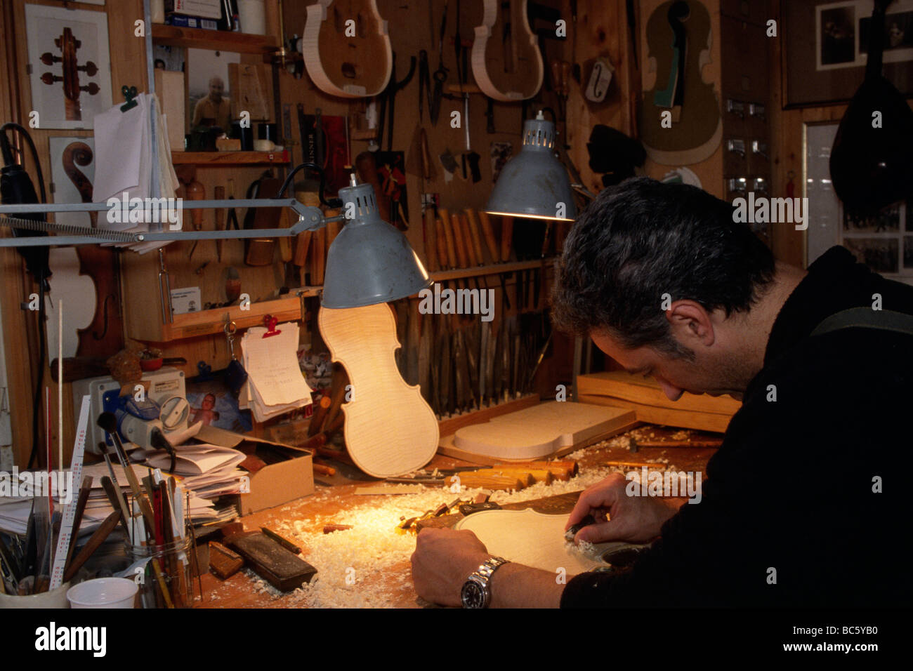 Cremona violin makers hi-res stock photography and images - Alamy
