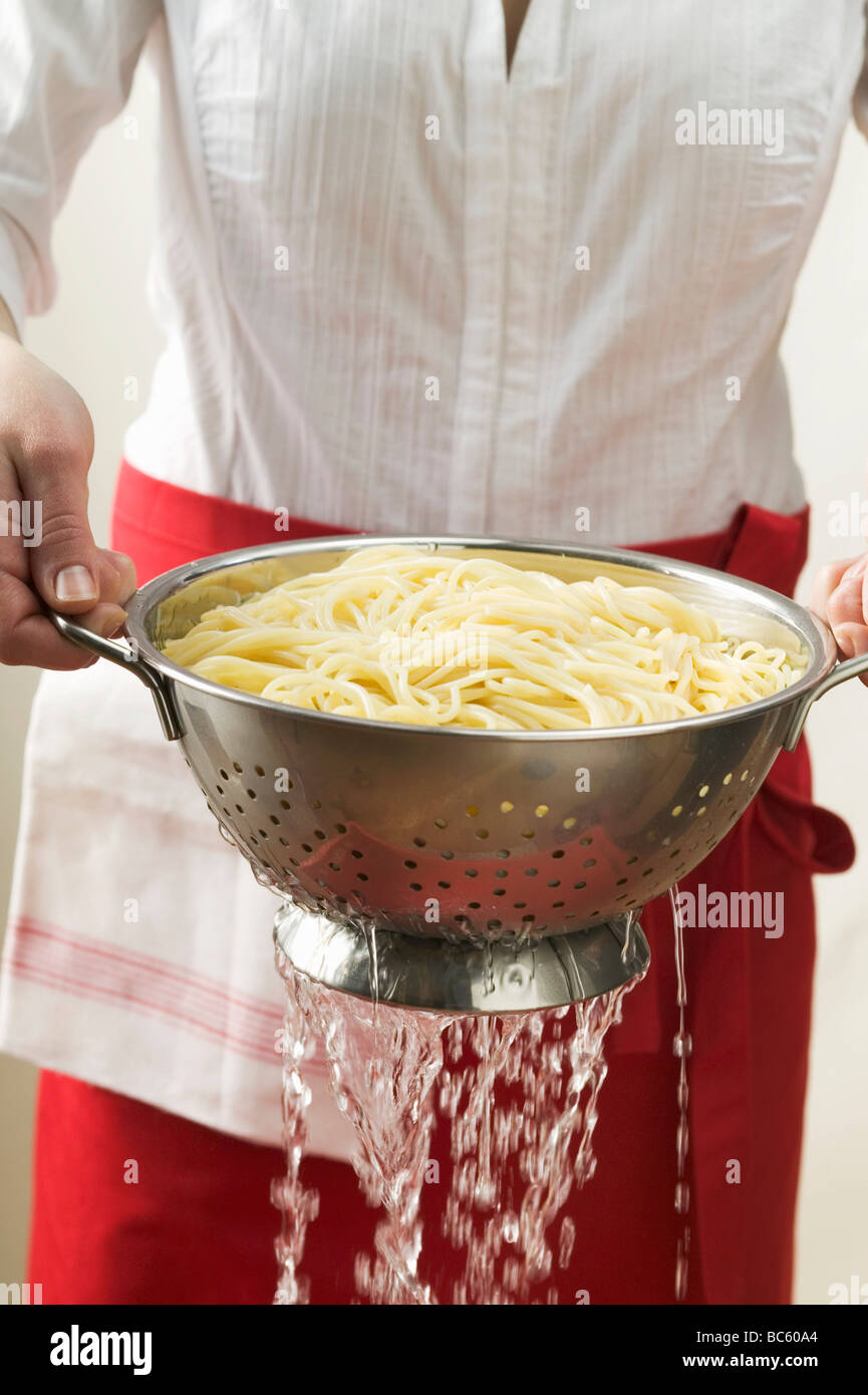 Cooked spaghetti sieve hi res stock photography and images Alamy