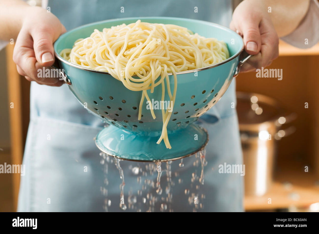 Draining cooked spaghetti Stock Photo - Alamy