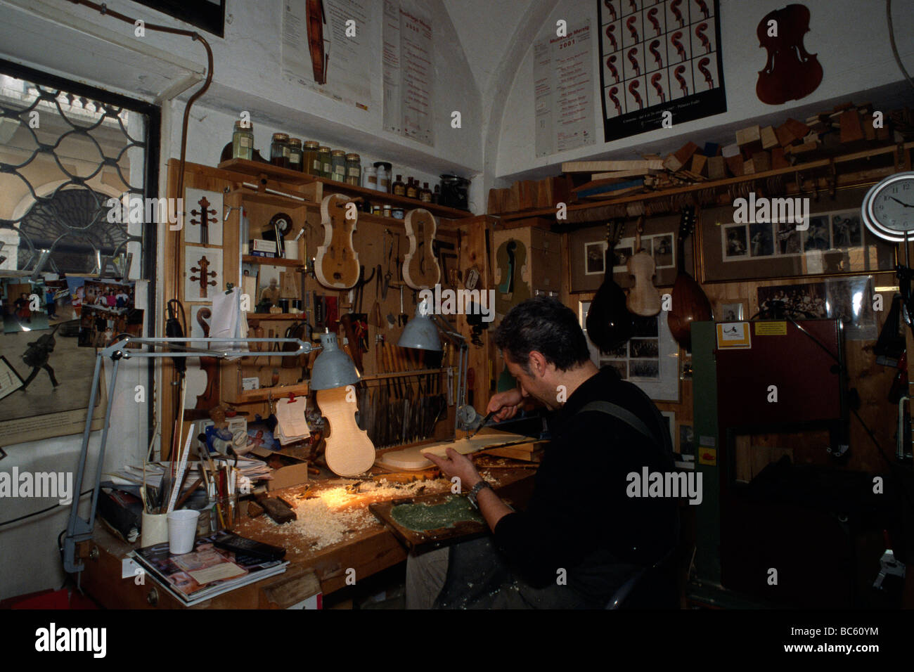 Violin workshops hi-res stock photography and images - Alamy
