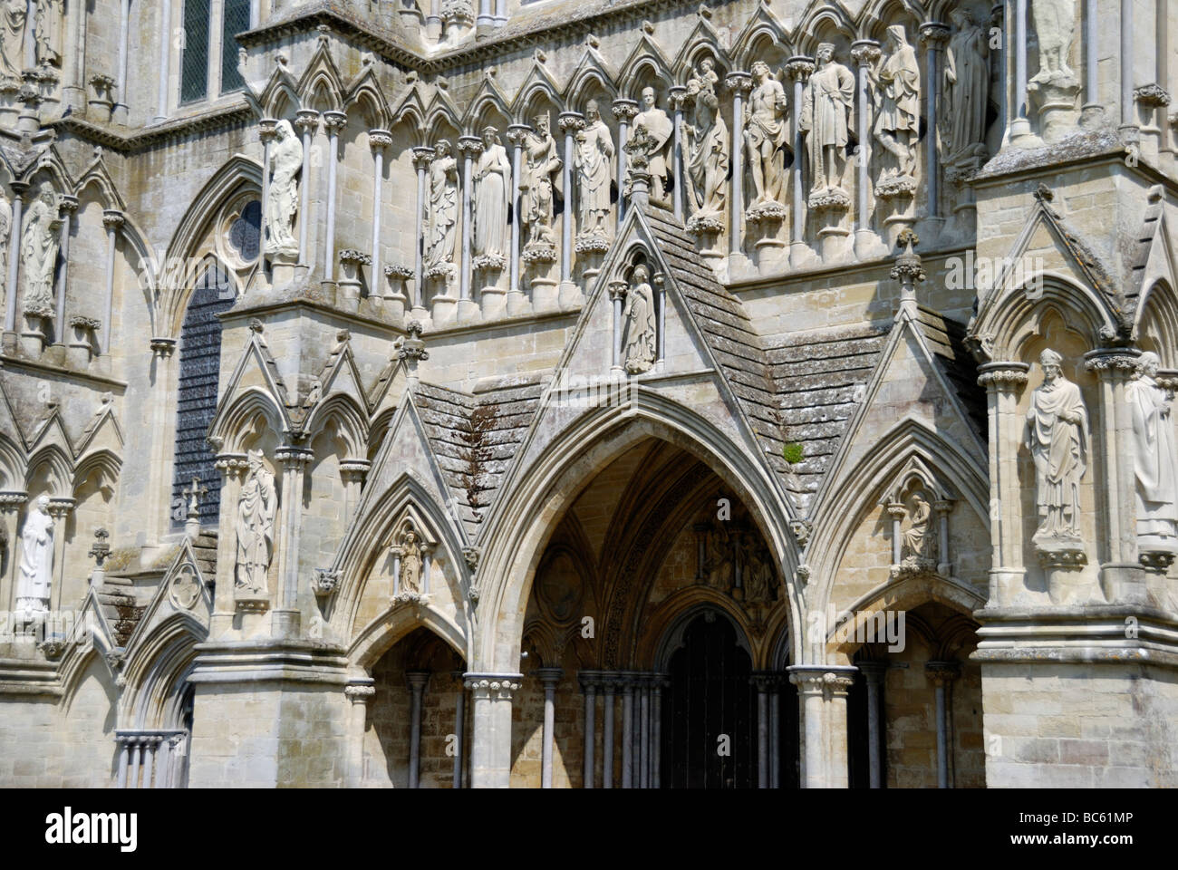 West front salisbury cathedral hi-res stock photography and images - Alamy