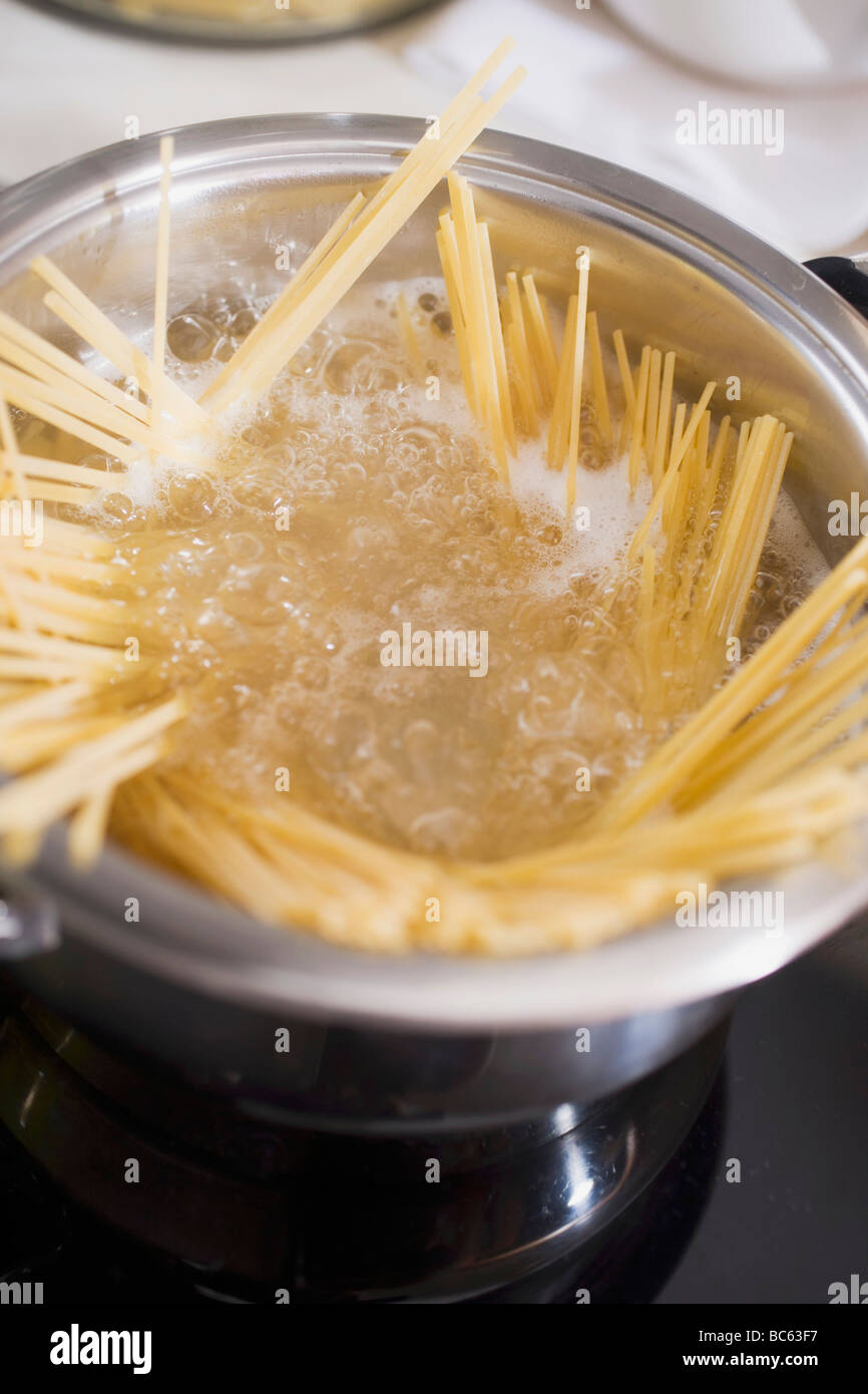 Cooking spaghetti Stock Photo - Alamy