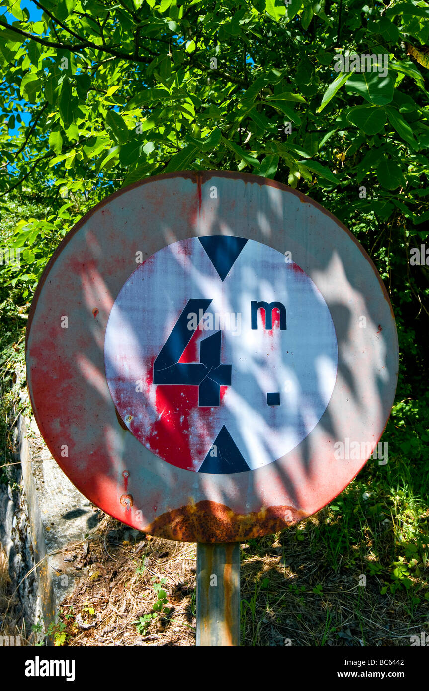 Road sign warning low bridge hi-res stock photography and images - Alamy