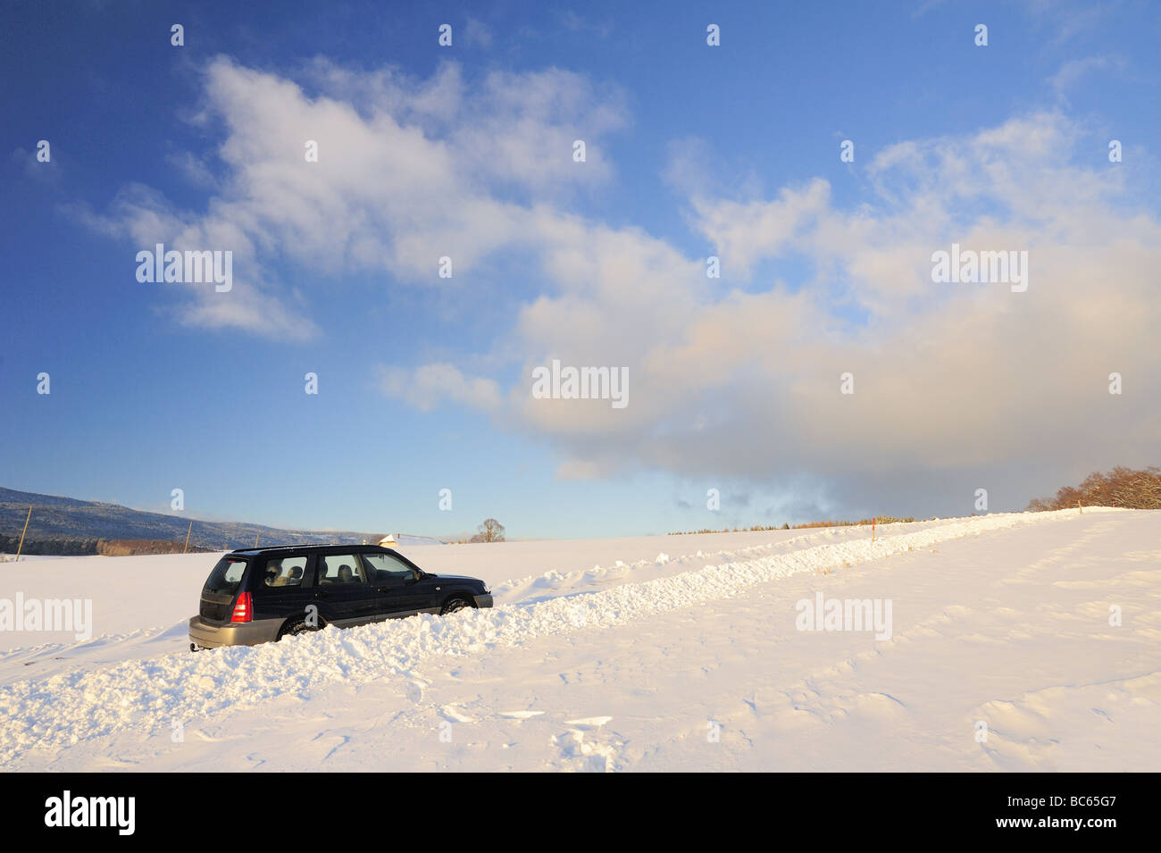 Driving in deep snow hi-res stock photography and images - Alamy