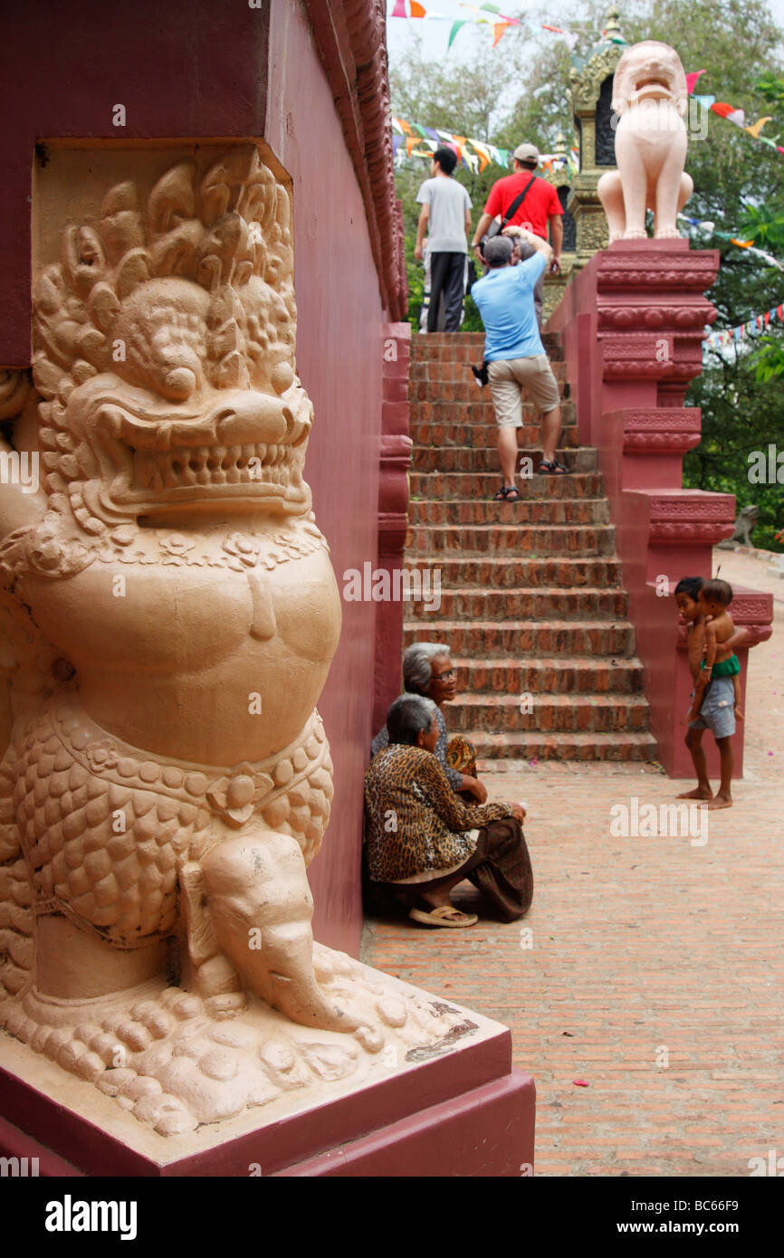 Wat phnom temple hi-res stock photography and images - Alamy