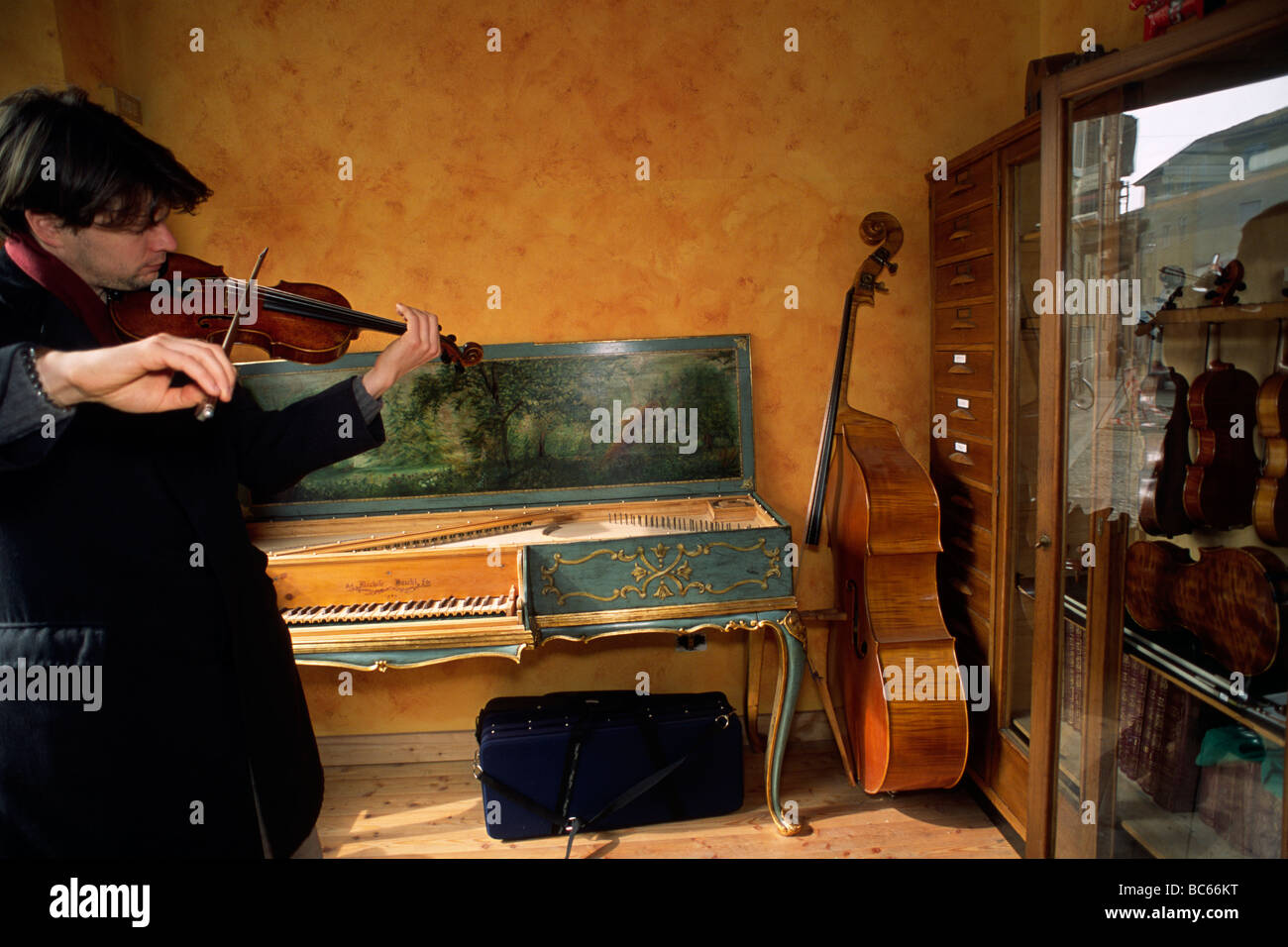 Musical instruments maker hi-res stock photography and images - Alamy