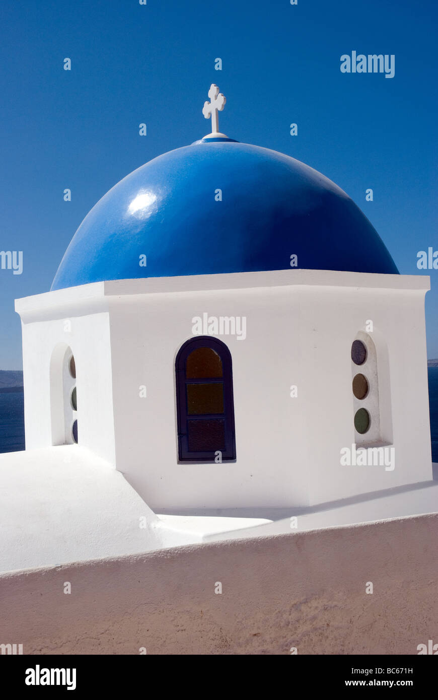Greece white buildings blue dome hi-res stock photography and images ...