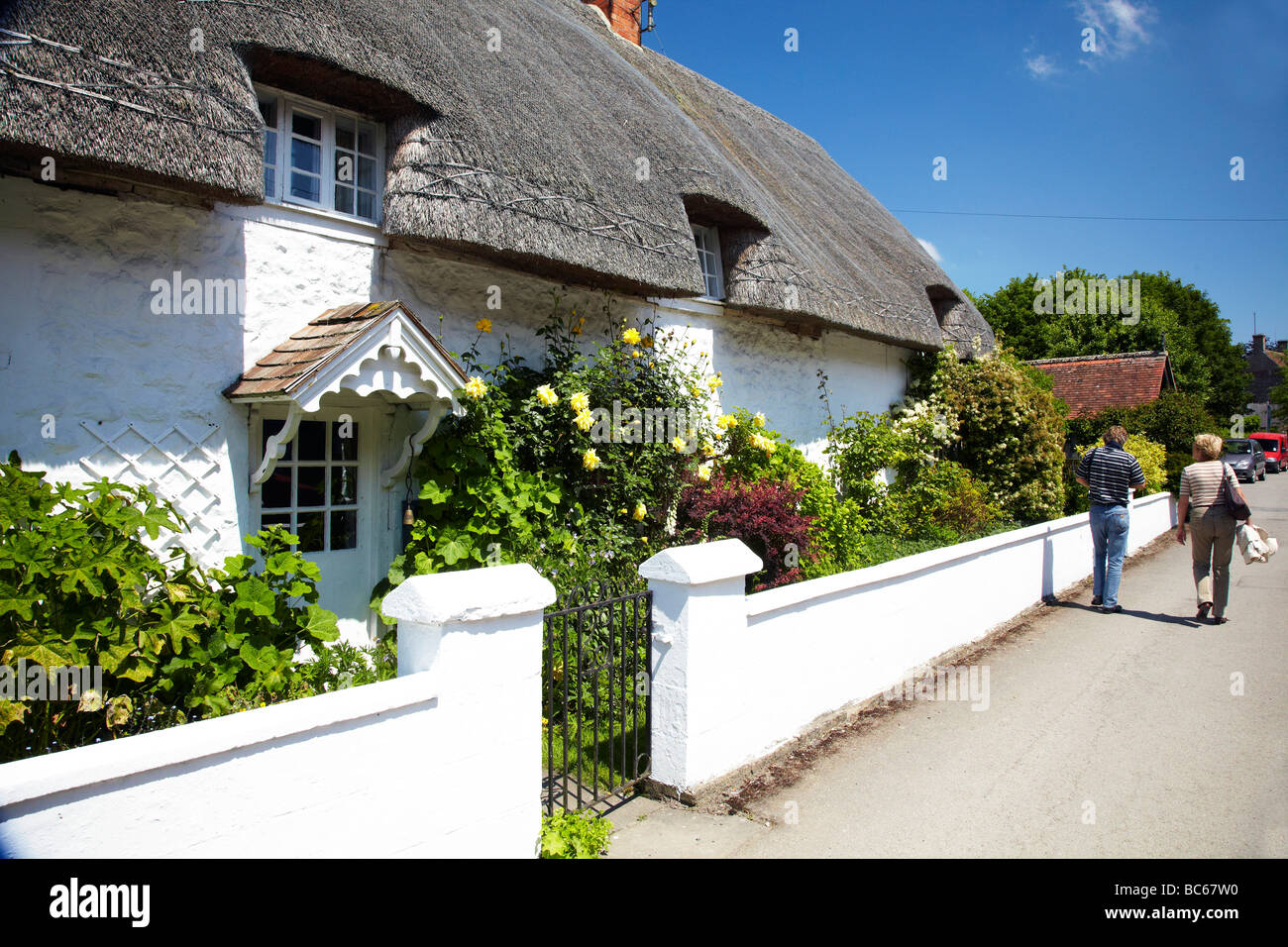 Old thatched cottage hi-res stock photography and images - Alamy