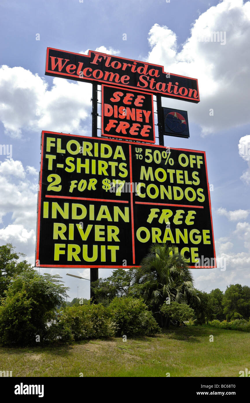Huge tourist welcome station sign alongside Interstate 75 in North ...