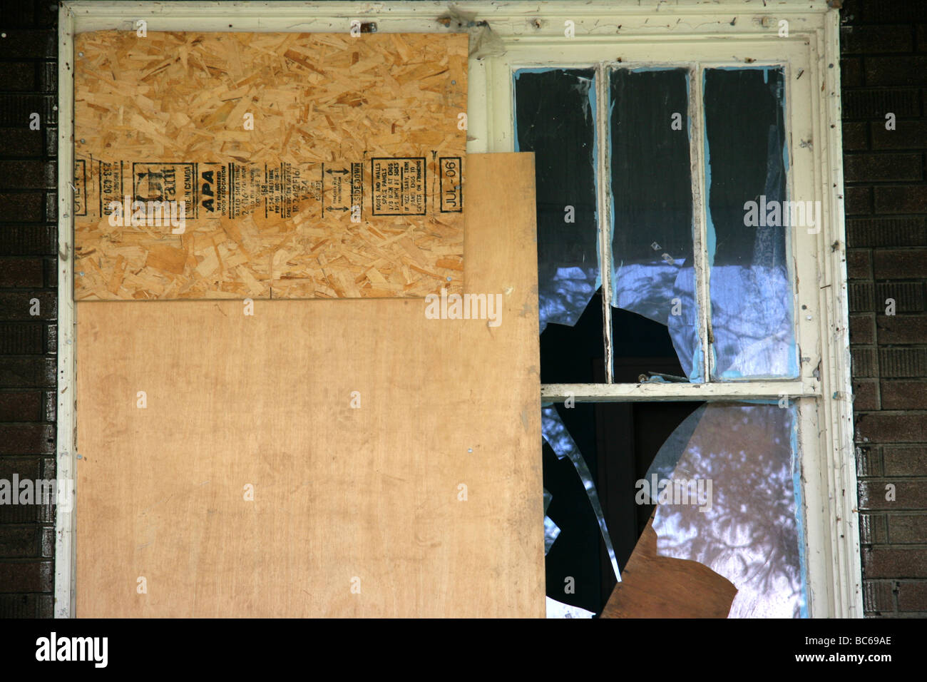 Smashed window house hi-res stock photography and images - Alamy