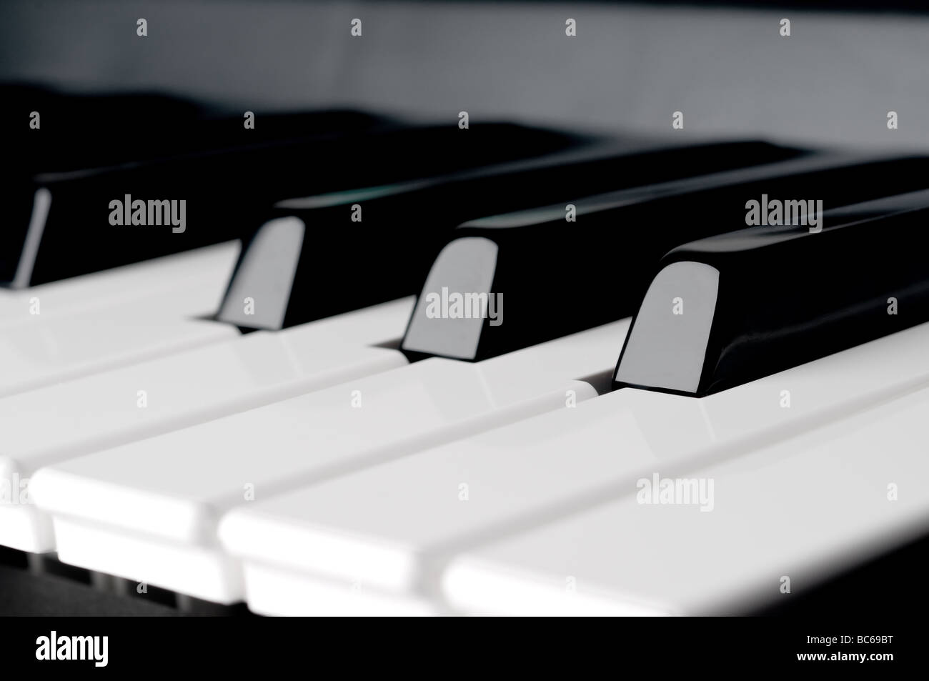 A shallow focus horizontal close up of piano keyboard keys Stock Photo ...