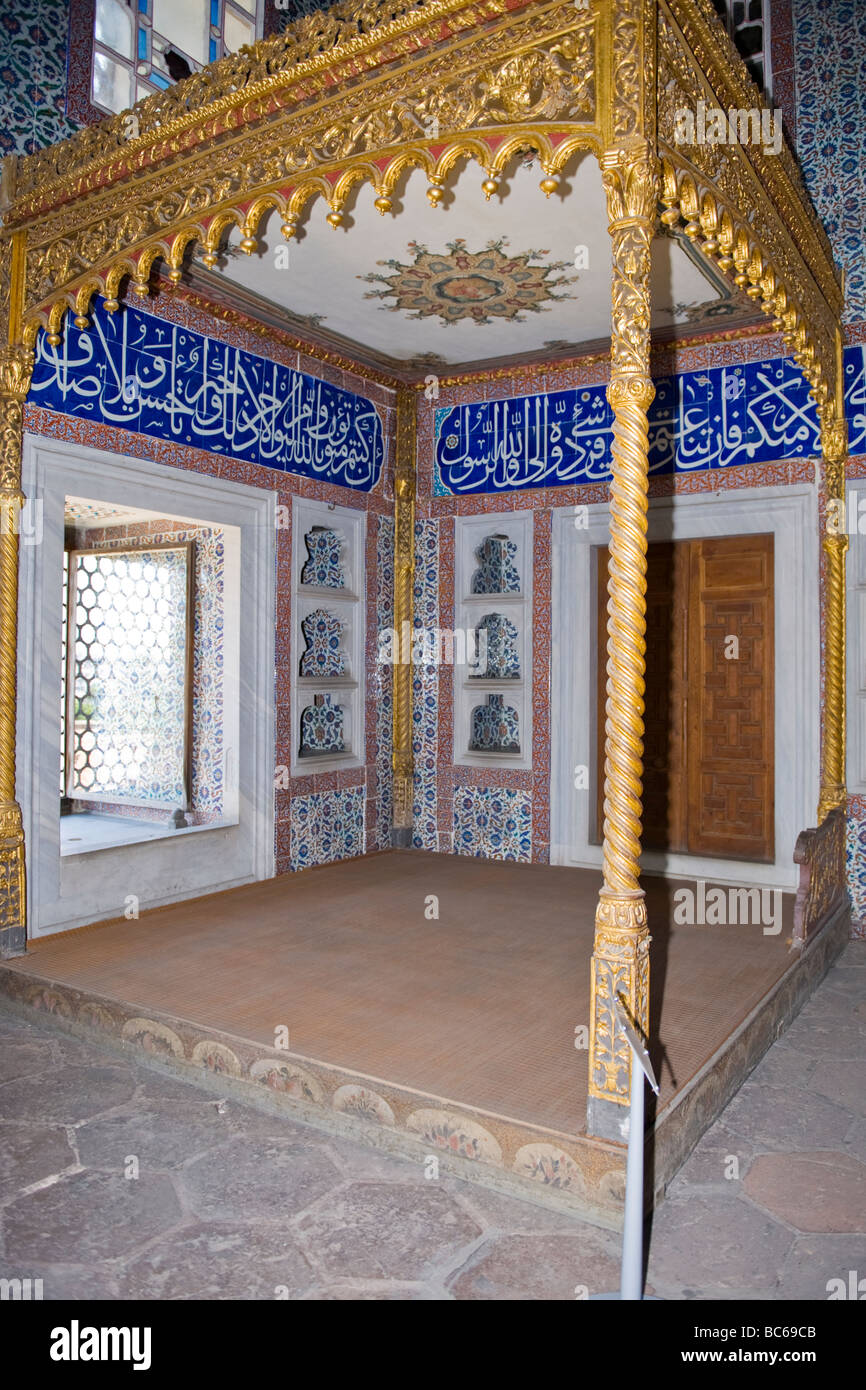 Turkey , Istanbul , Topkapi Palace , sultan's seating podium blue tiles ...