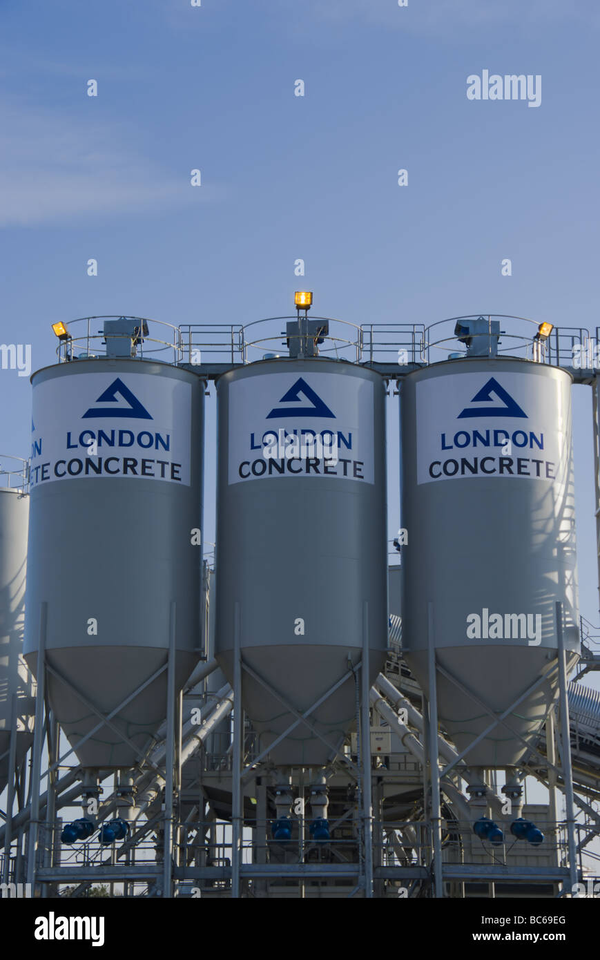 London concrete hi-res stock photography and images - Alamy