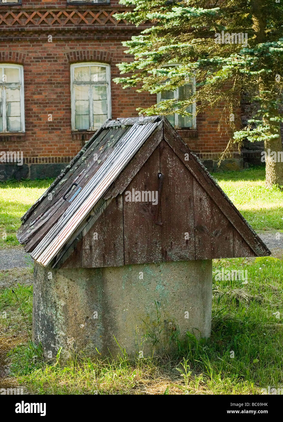 Old Fashioned Well House