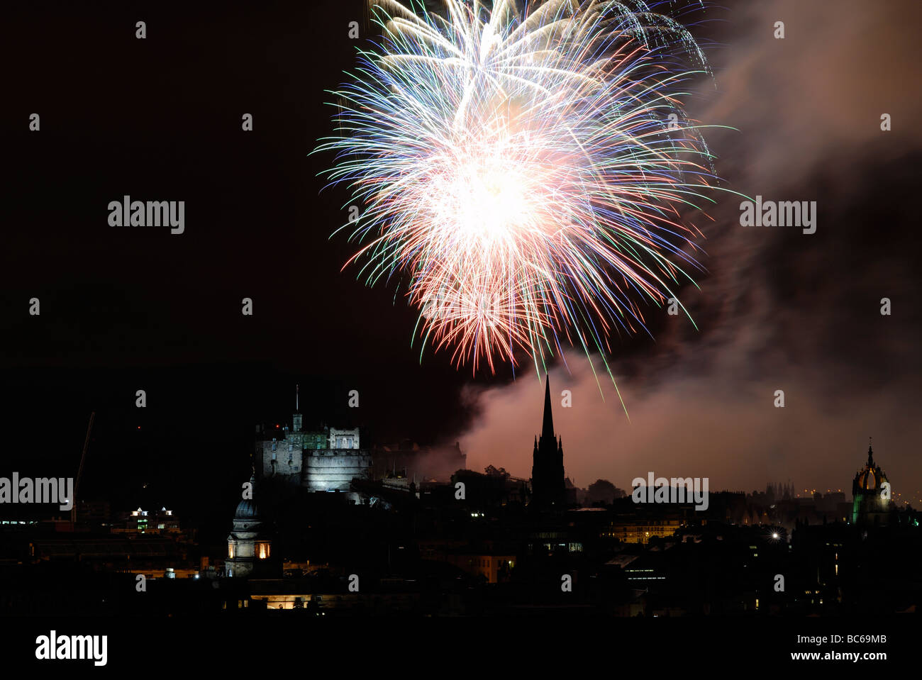 Edinburgh castle fireworks hi-res stock photography and images - Alamy