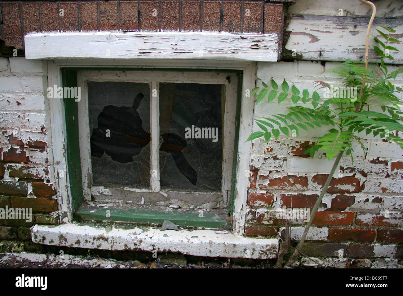 Basement window hi-res stock photography and images - Alamy