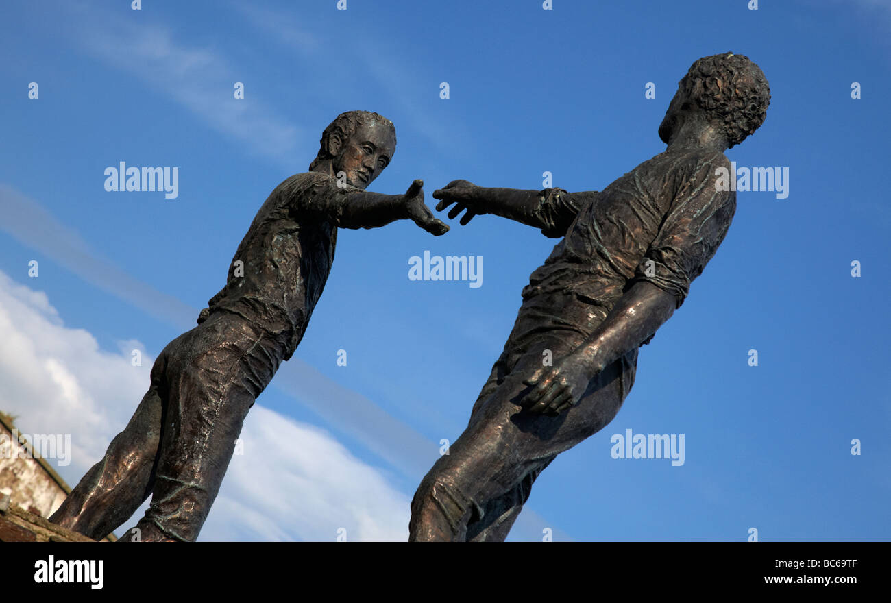 Hands across the divide statue hi-res stock photography and images - Alamy