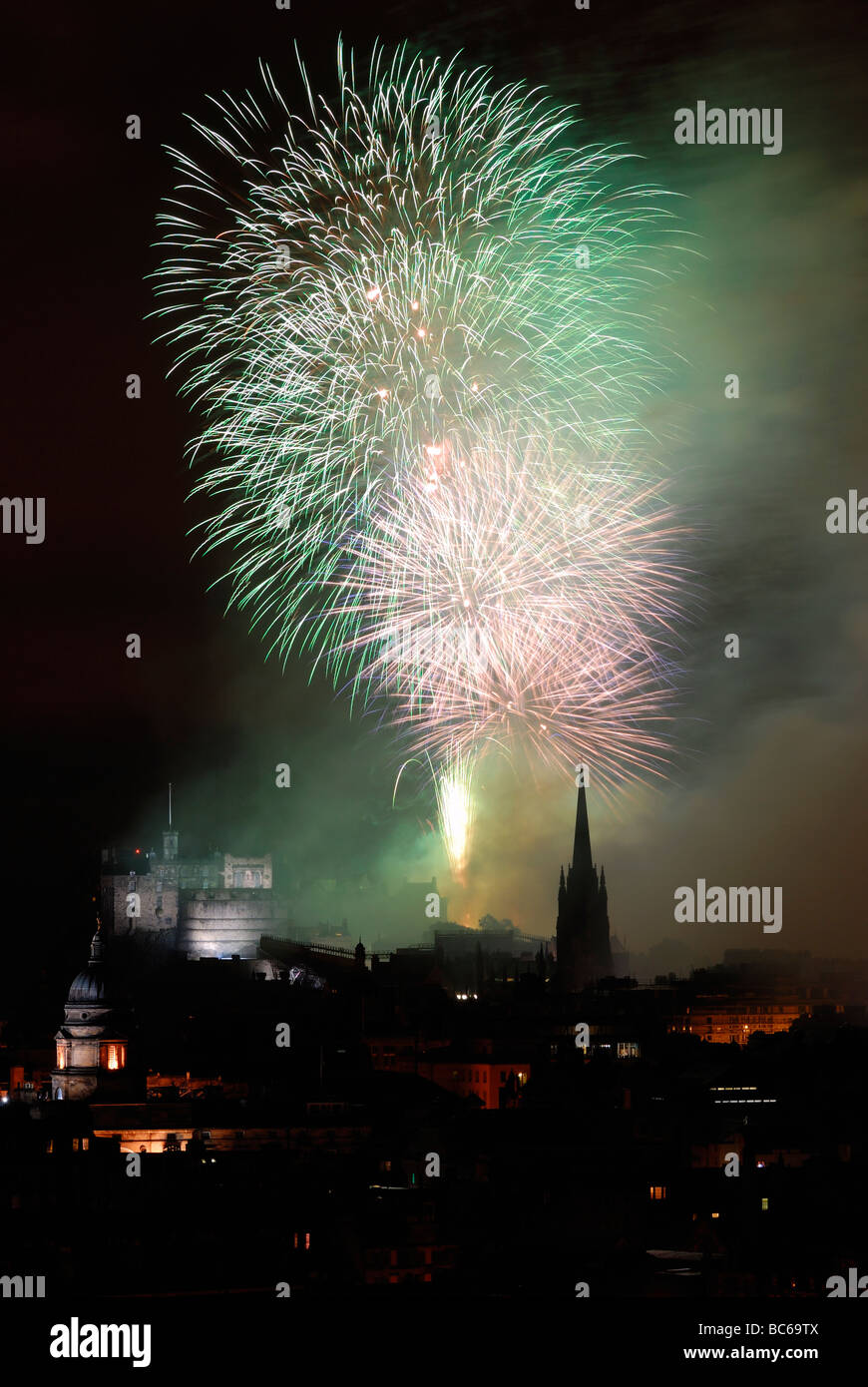 Edinburgh castle fireworks hi-res stock photography and images - Alamy