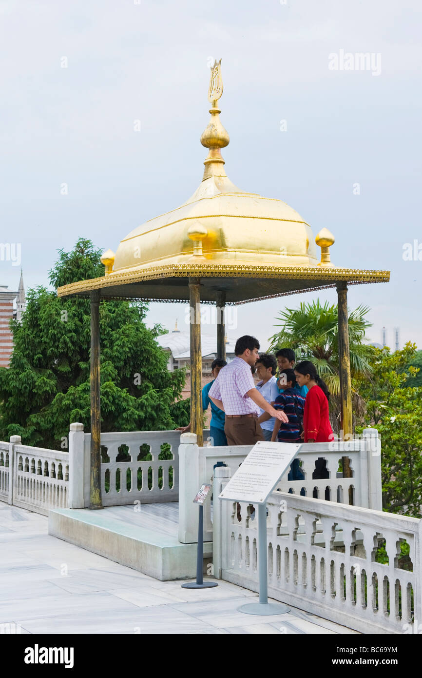 Turkey , Istanbul , Topkapi Palace , viewing platform on palace wall ...