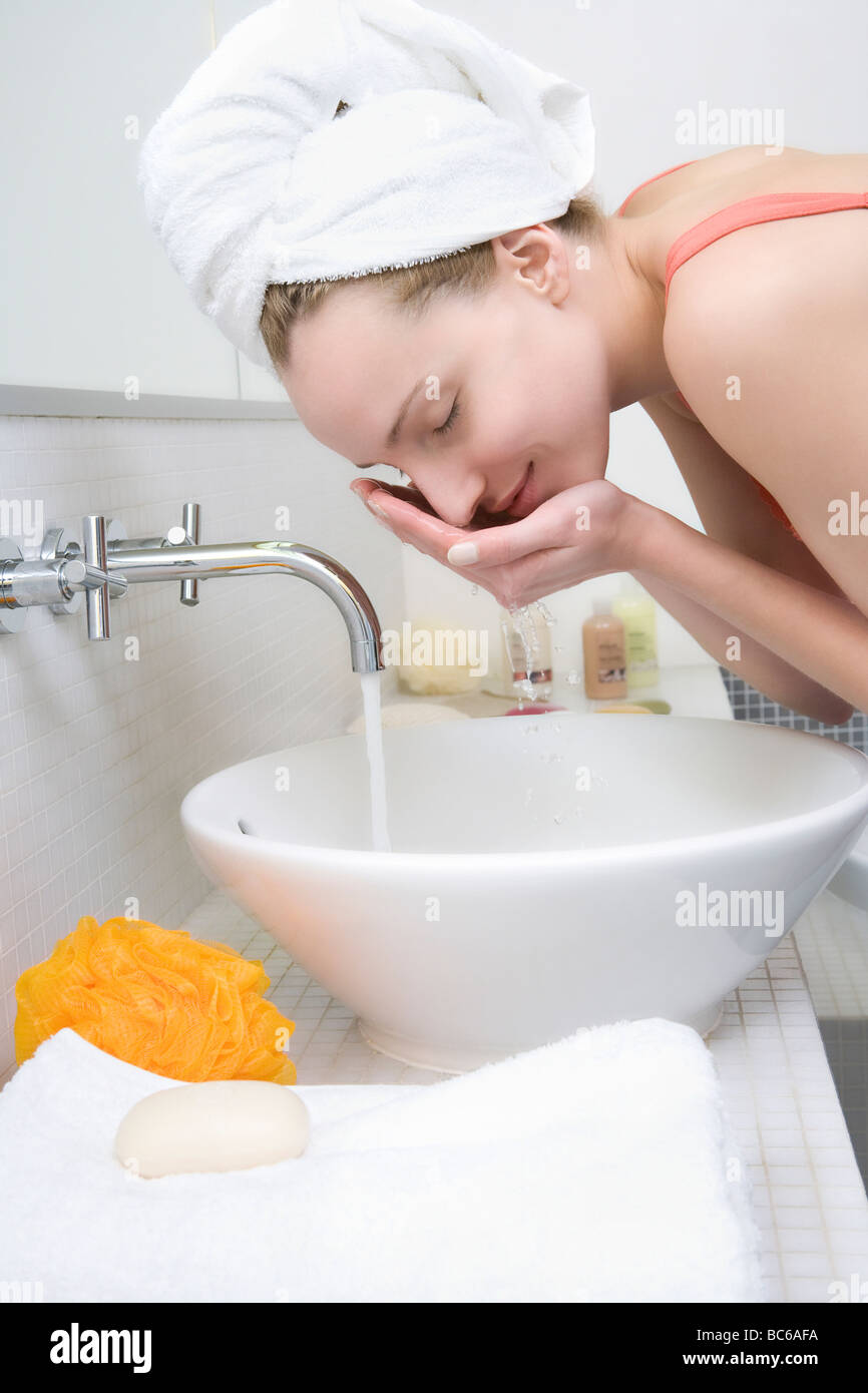 Side of wash basin hi-res stock photography and images - Alamy