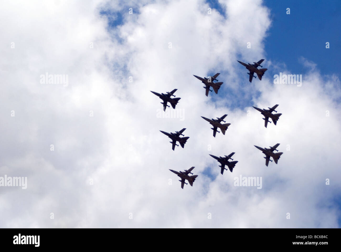 Planes in perfect formation over London Skies Stock Photo - Alamy
