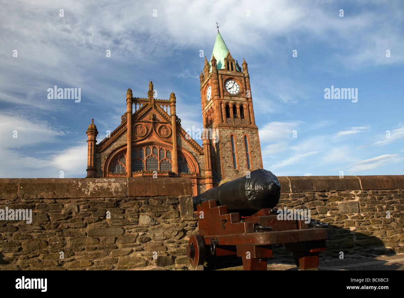 Derry city wall hi-res stock photography and images - Alamy