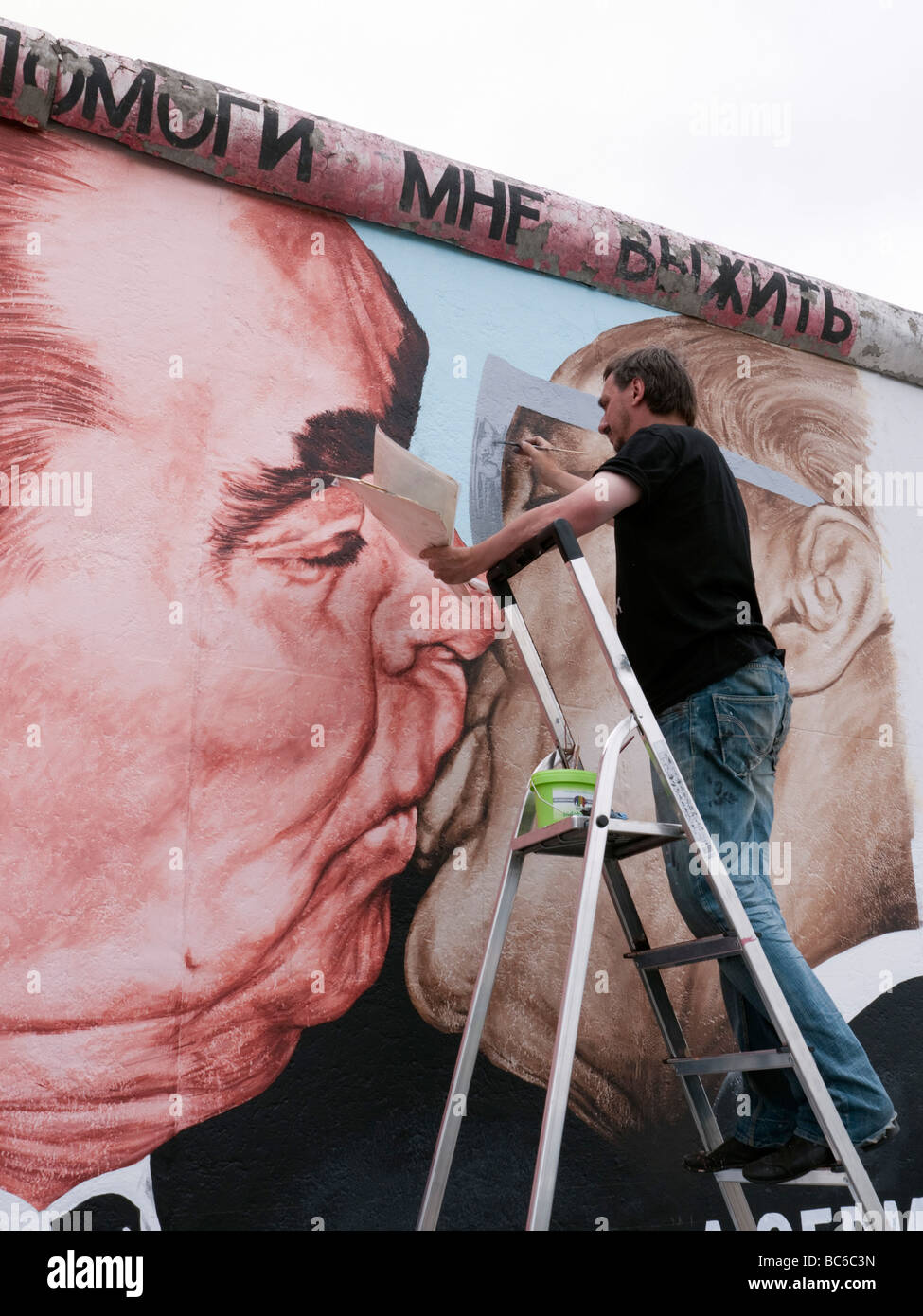 Kissing honecker on the berlin wall hi-res stock photography and images ...