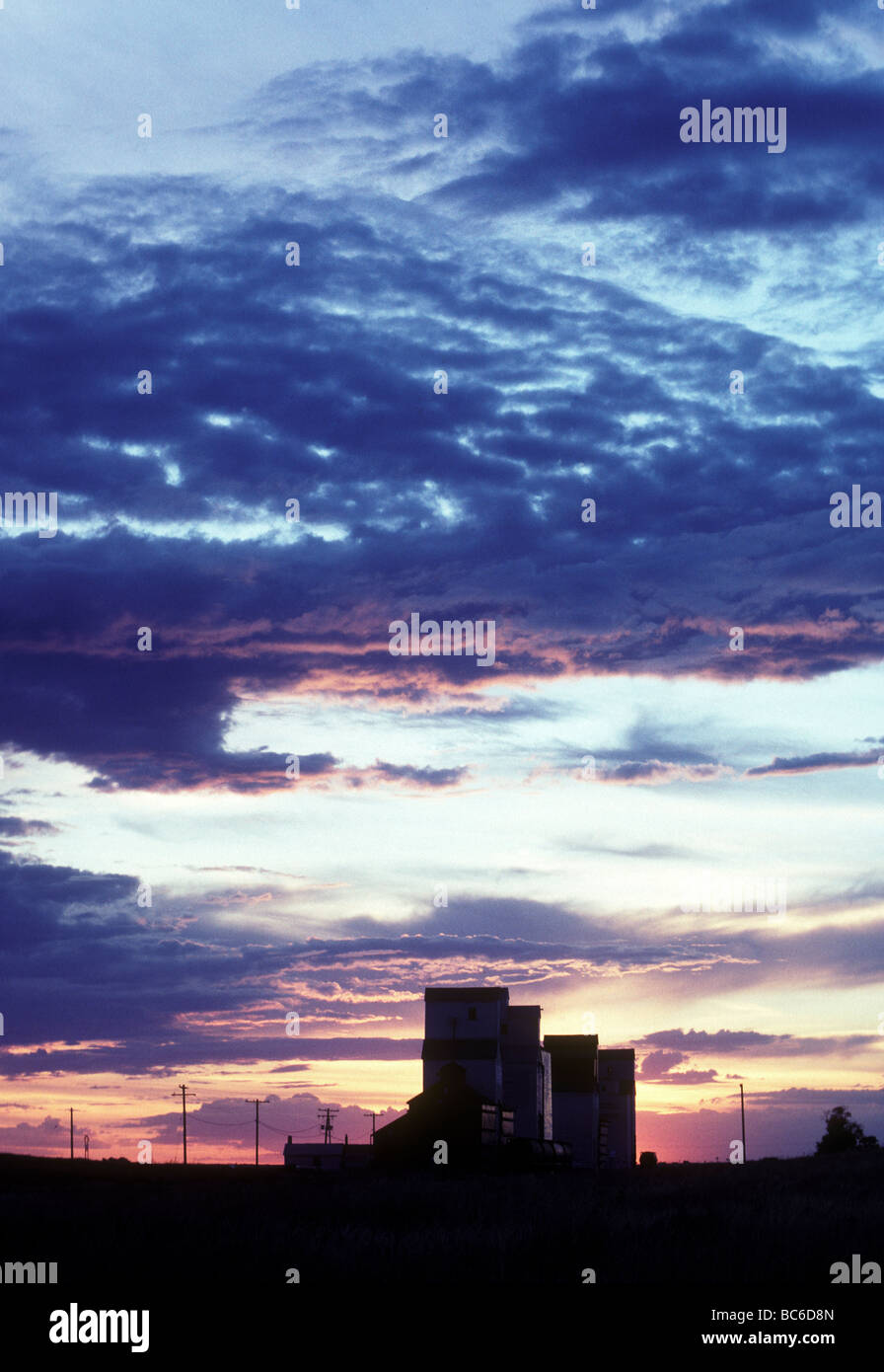 Grain elevators at sunset hi-res stock photography and images - Alamy