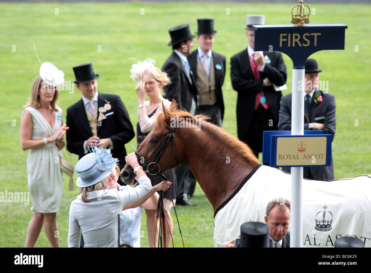 Ascot ladies day 09 Stock Photo - Alamy