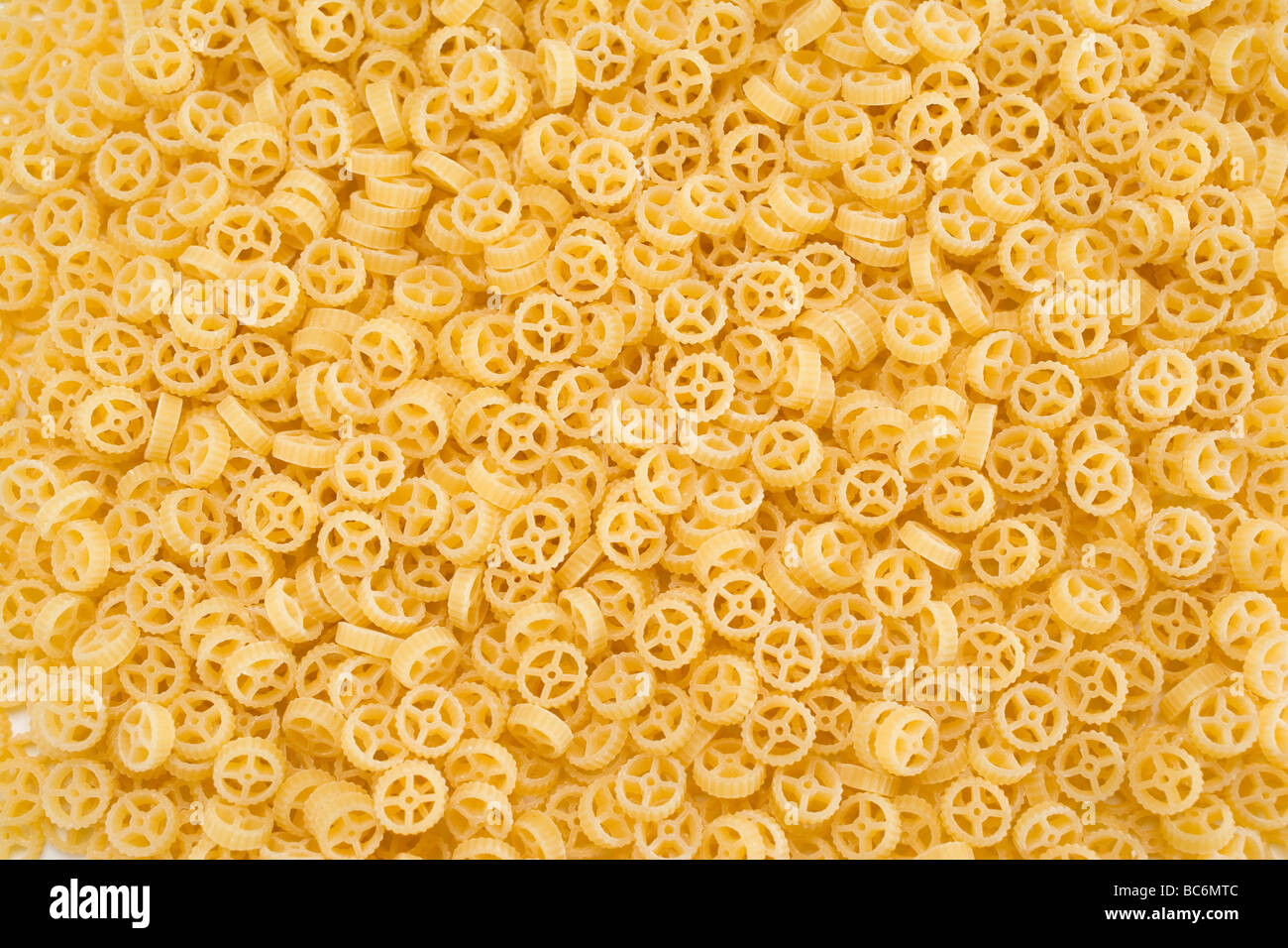 Wagon wheel pasta (full-frame Stock Photo - Alamy