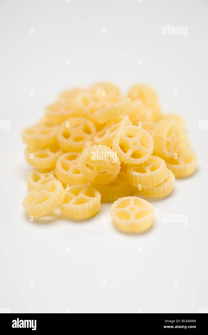 A heap of wagon wheel pasta Stock Photo - Alamy