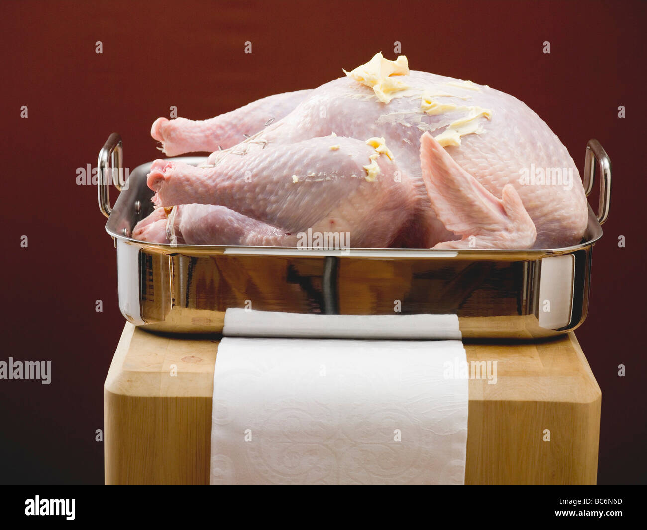 Raw turkey roasting tin hi-res stock photography and images - Alamy